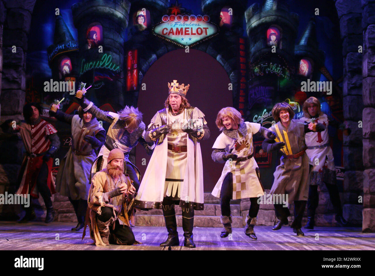 Eric Haettenschwiler (Koenig Arthus) mit seinen Rittern auf Schloss ...