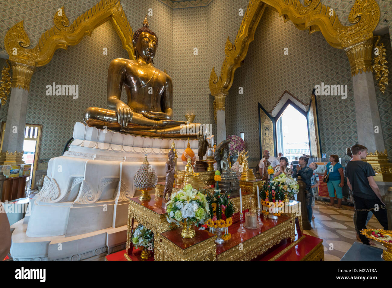 The golden Buddha in Wat Traimit temple in Bangkok, Thailand Stock ...