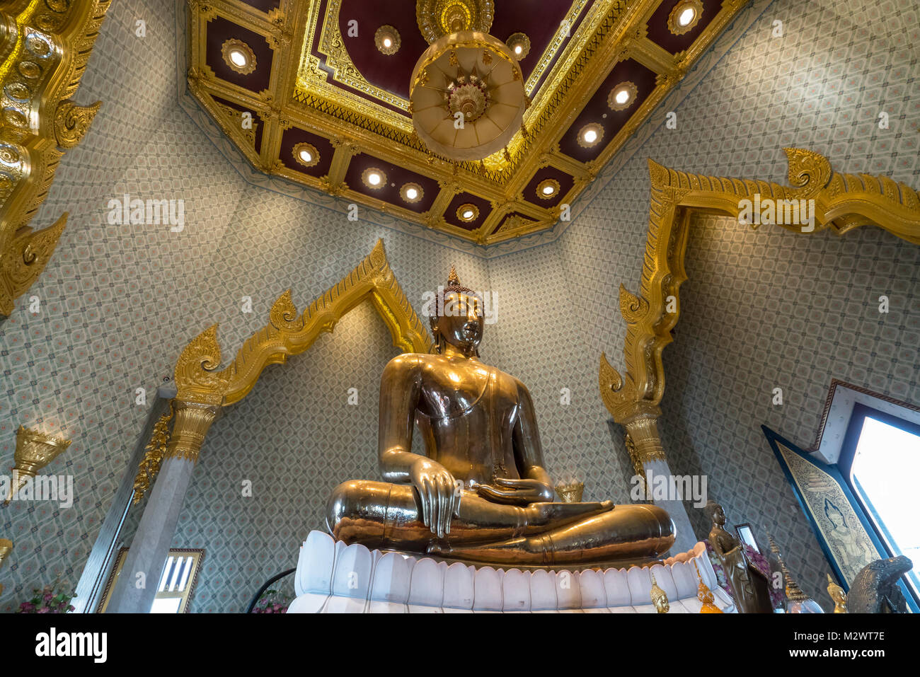 The golden Buddha in Wat Traimit temple in Bangkok, Thailand Stock ...