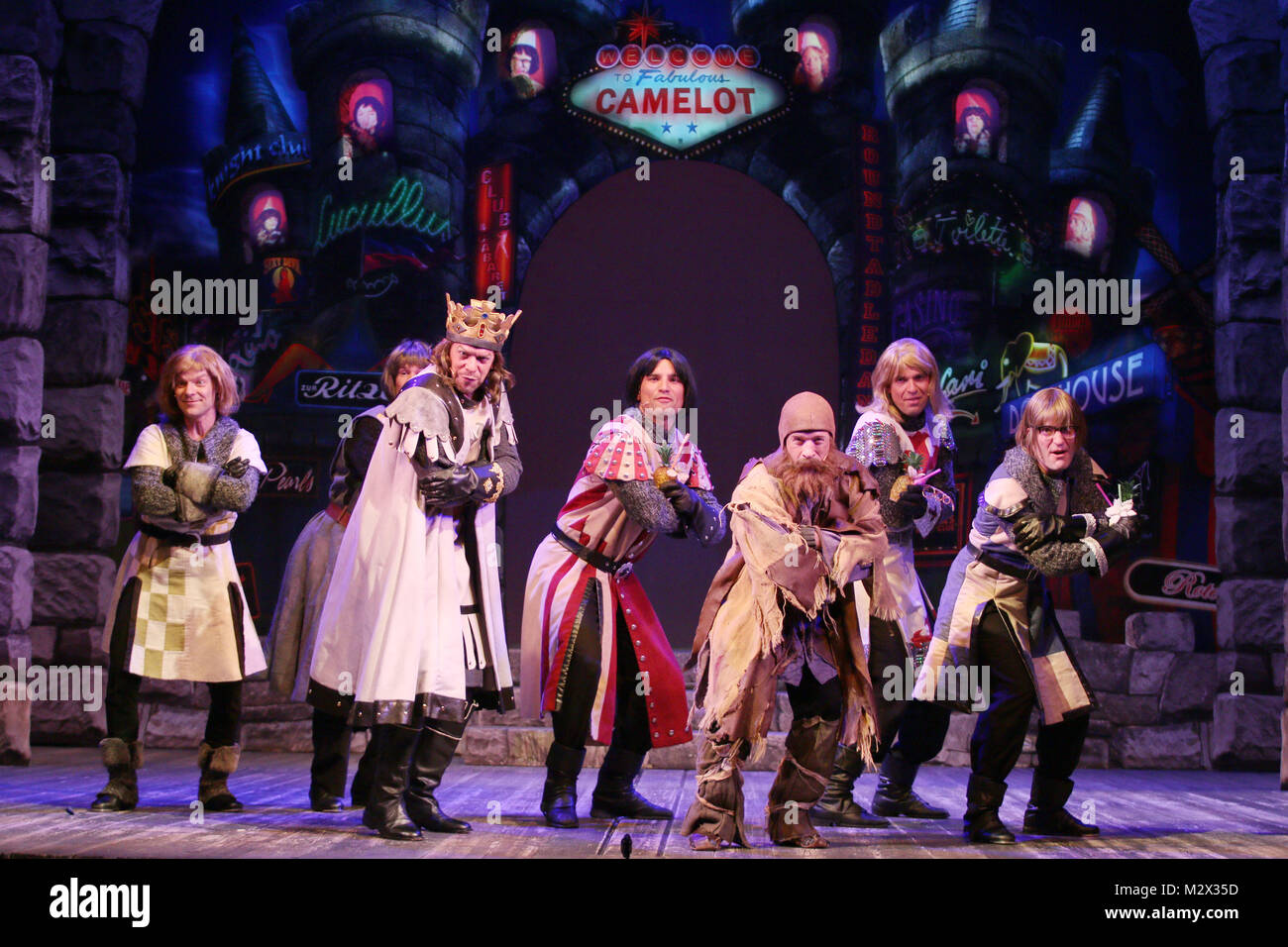 Eric Haettenschwiler (Koenig Arthus) mit seinen Rittern auf Schloss ...