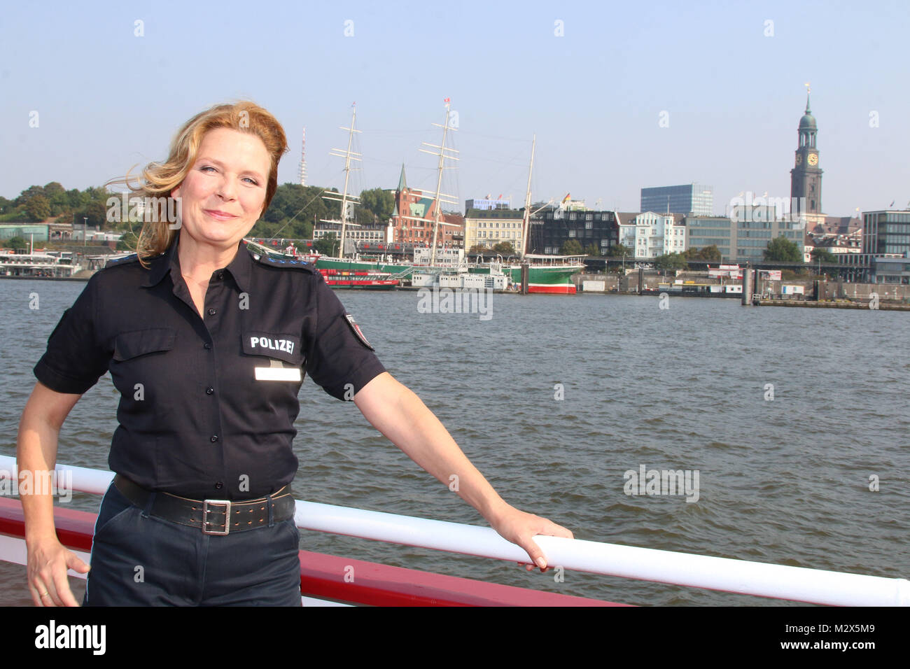Janette Rauch, das Team von Notruf Hafenkante feiert auf Barkassentour ...
