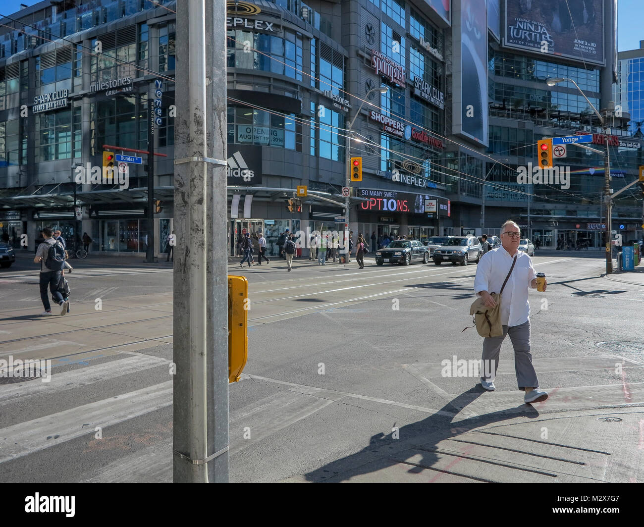 Toronto street hi-res stock photography and images - Alamy