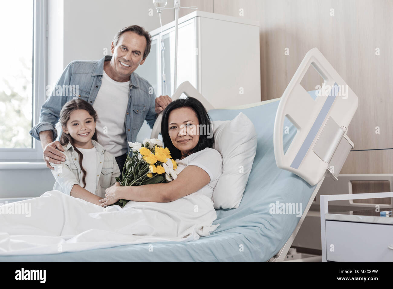 Family members visiting patient hi-res stock photography and images - Alamy