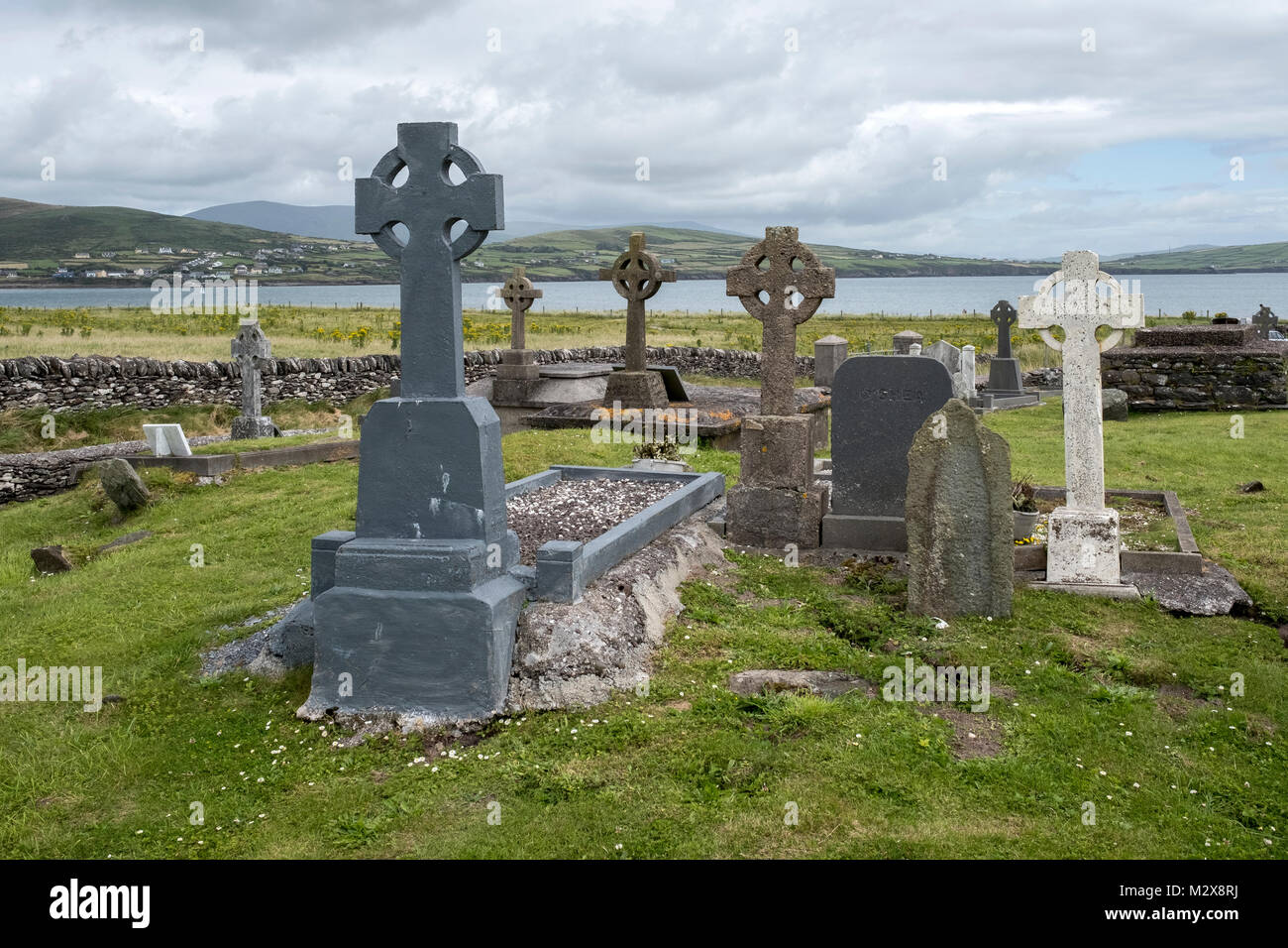Dingle peninsula cemetery hi-res stock photography and images - Alamy