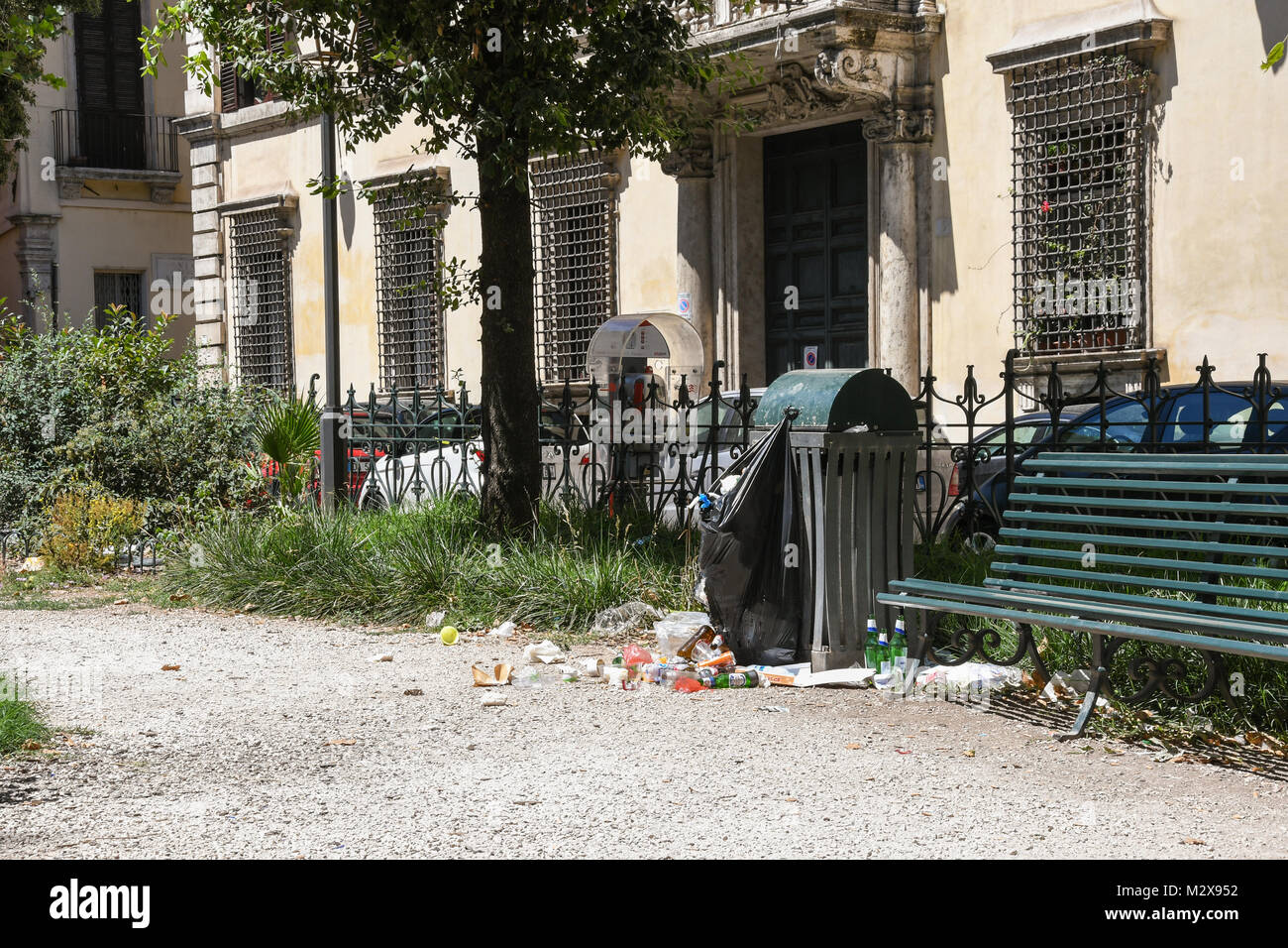 Rubbish amongst the back streets of Rome Stock Photo - Alamy