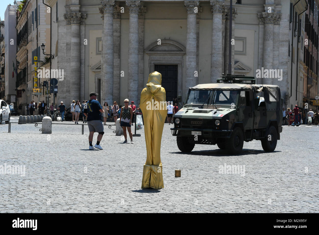 Mime artists on the streets of Rome Stock Photo - Alamy