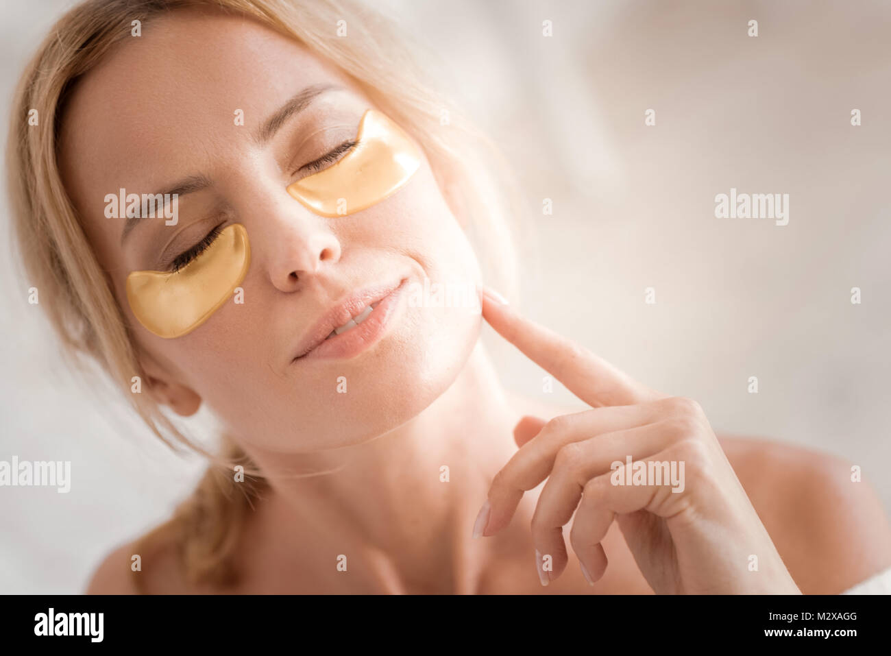Woman eye patch hi-res stock photography and images - Alamy