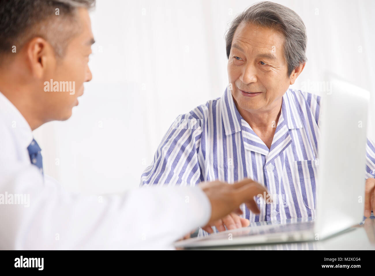The doctor to the diagnosis and treatment in patients Stock Photo - Alamy