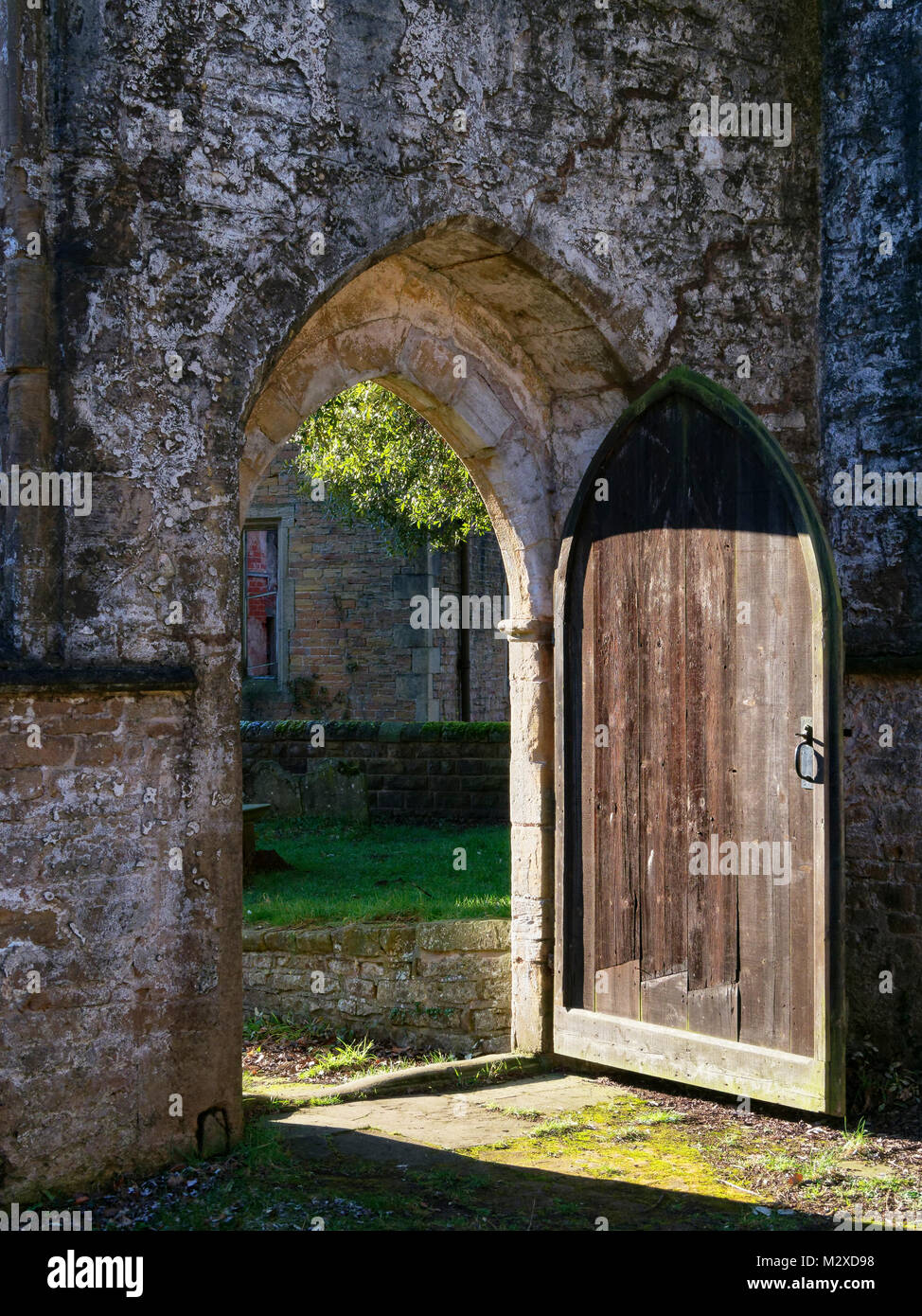 Open church door uk hi-res stock photography and images - Alamy