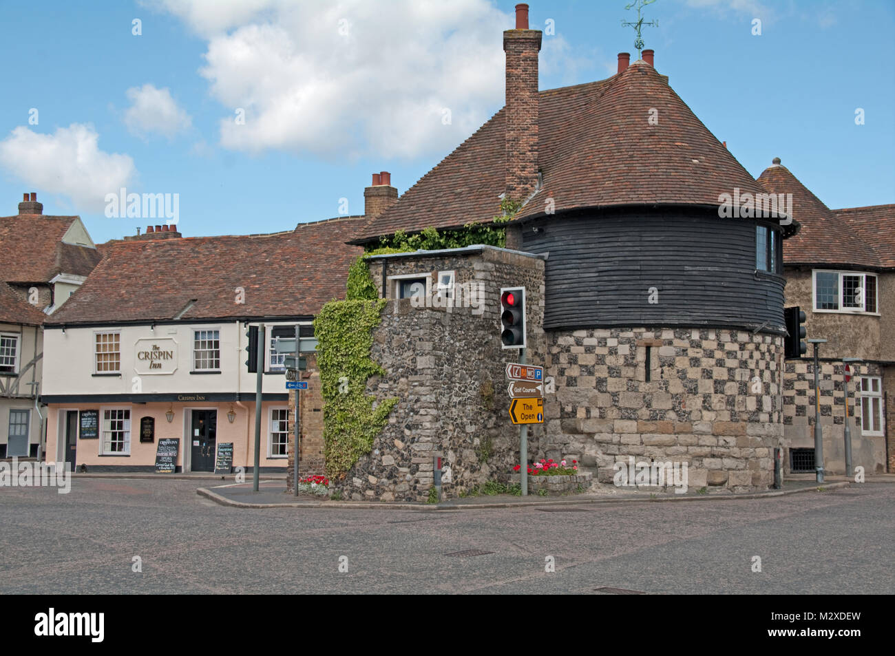 Sandwich, Kent, Barbican Toll Bridge Gate, and the Crispin Inn, England ...