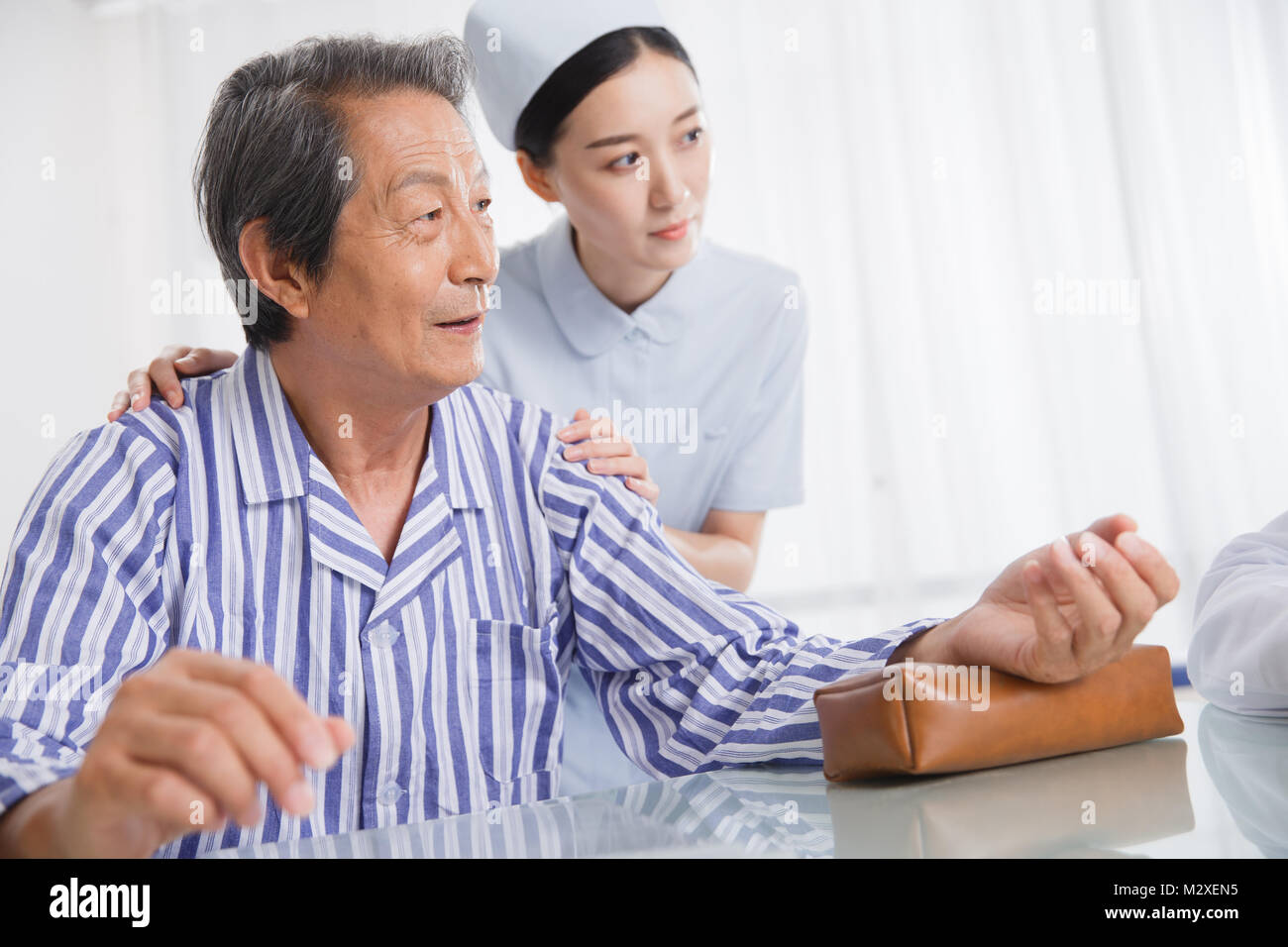Doctor taking patients pulse hi-res stock photography and images - Alamy