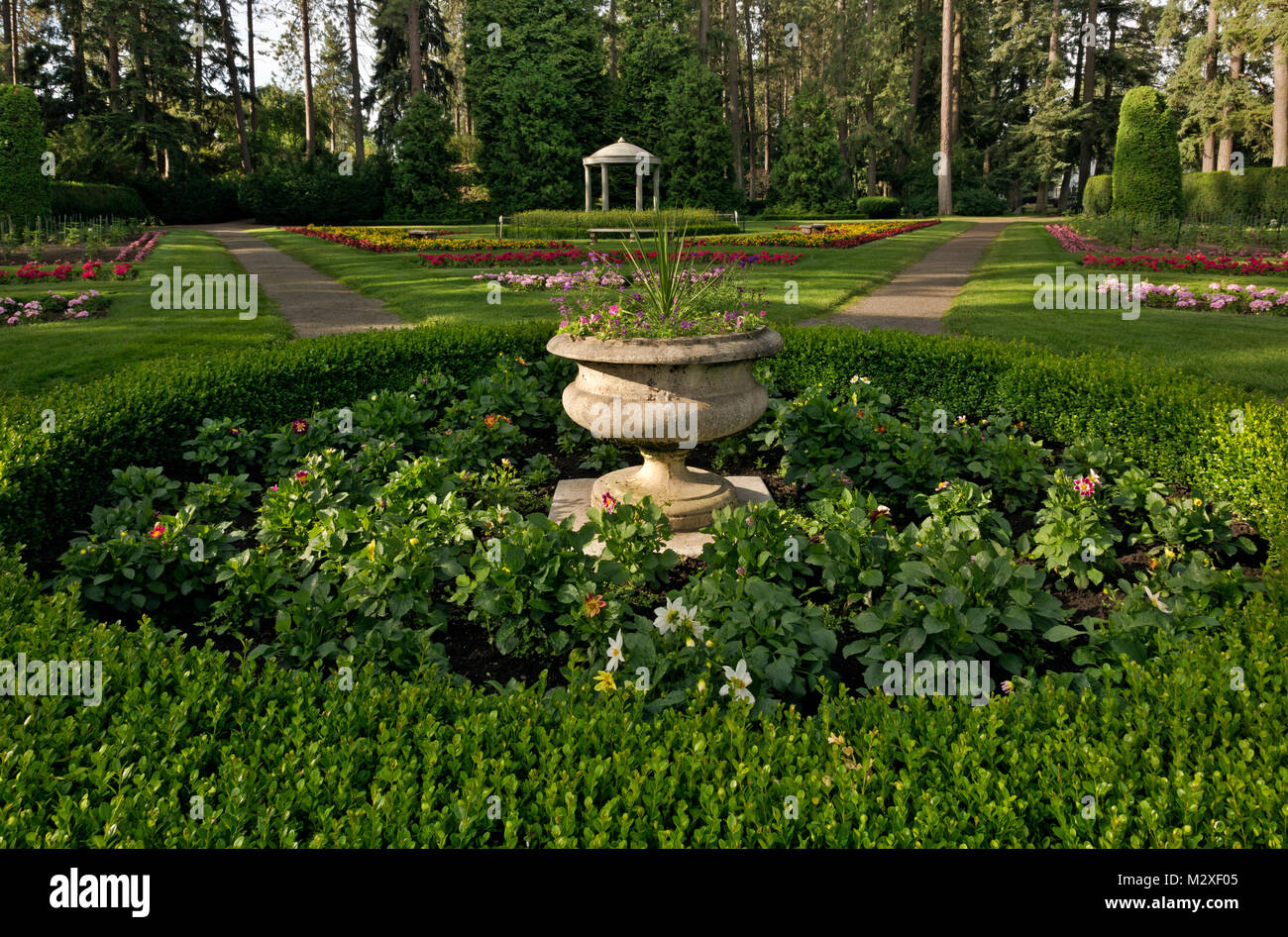 Garden sunken water feature hi-res stock photography and images - Alamy