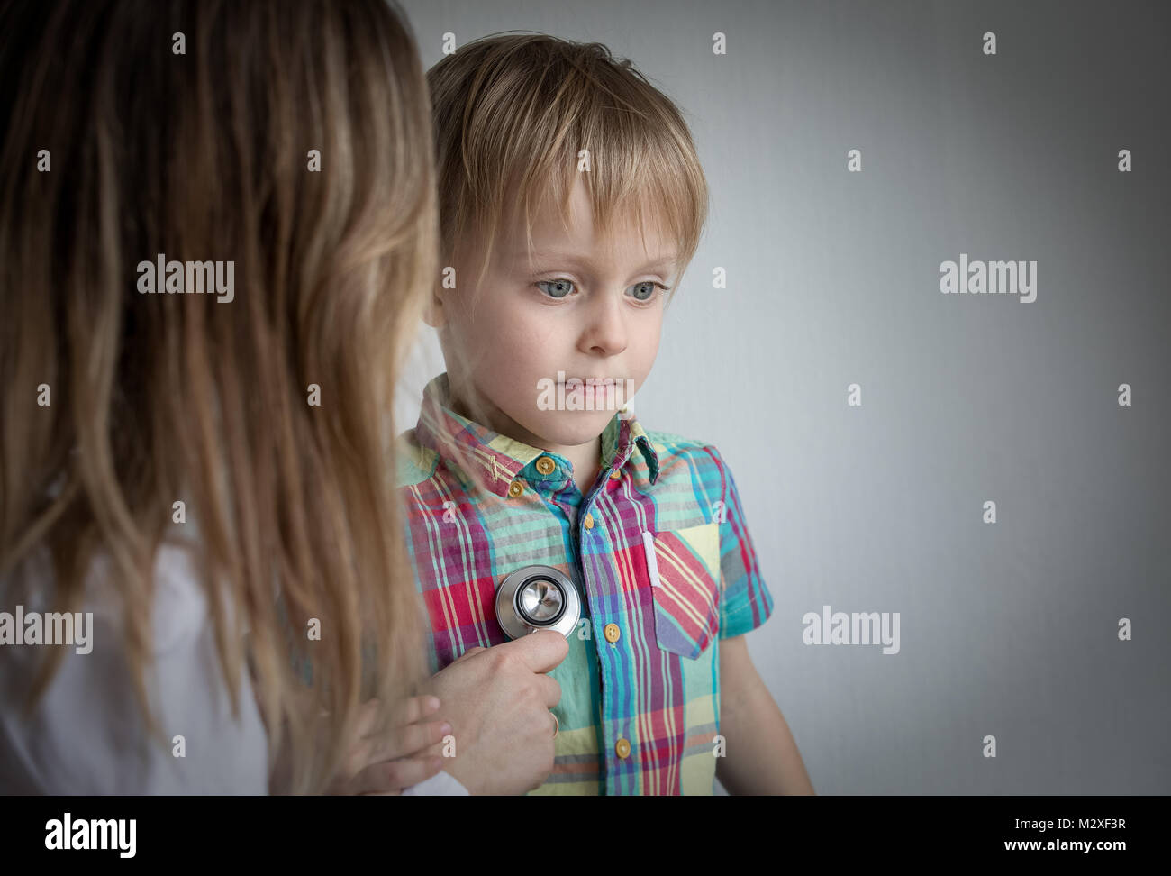 little boy at the doctor, female using stethoscope Stock Photo - Alamy