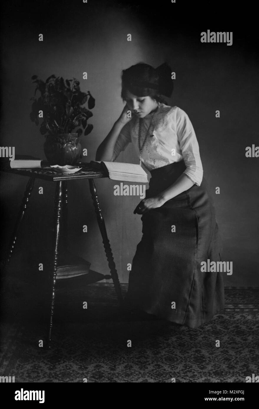 Retro reads Black and White Stock Photos & Images - Alamy