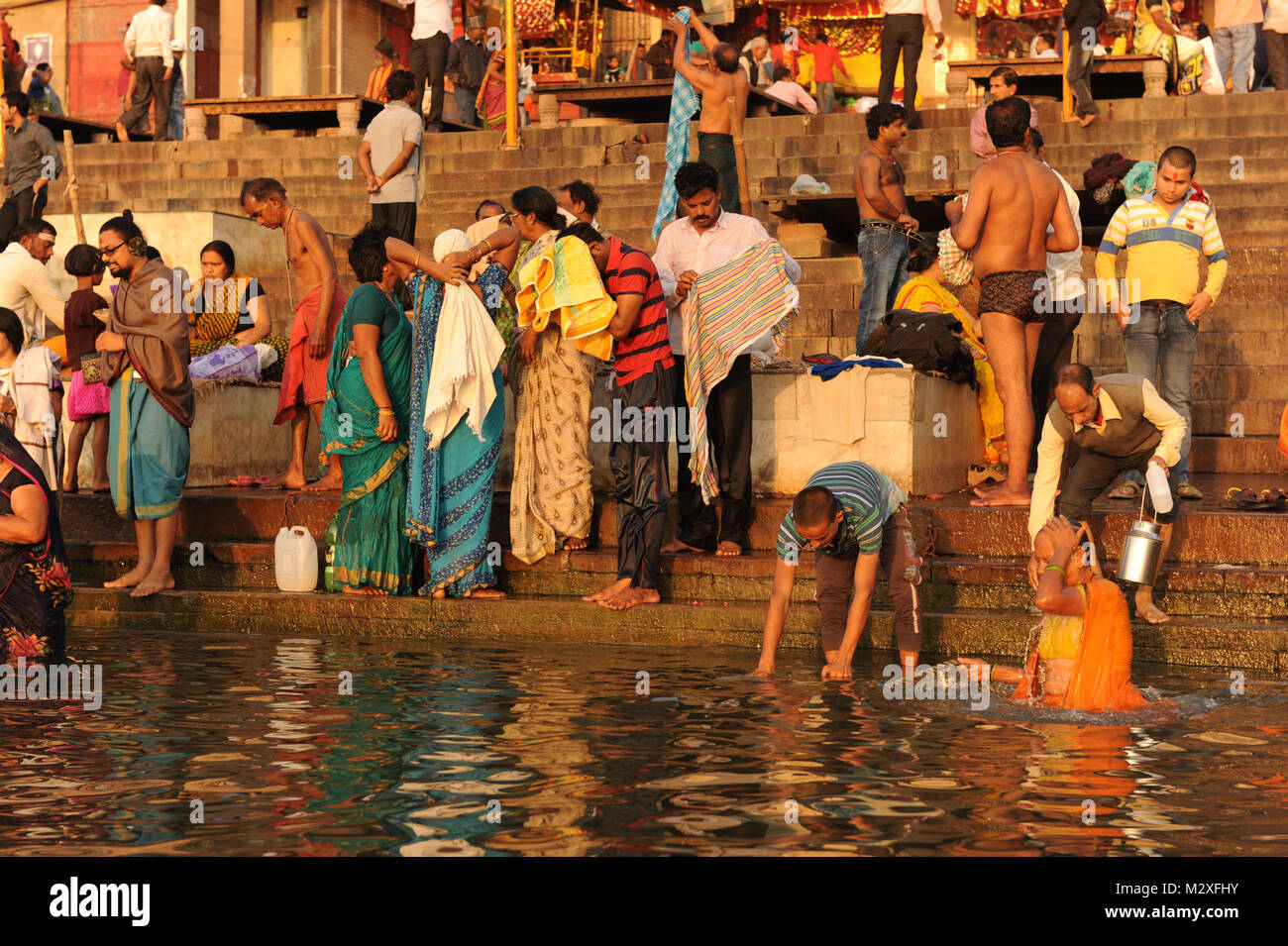 Ganges india bath hi-res stock photography and images - Alamy