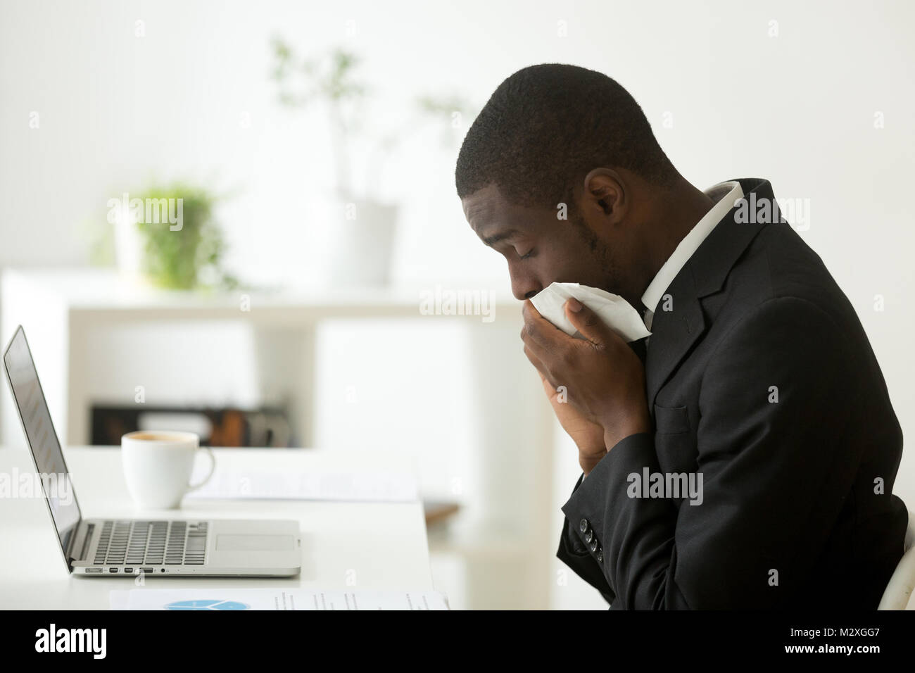 Office worker sneezing hi-res stock photography and images - Alamy
