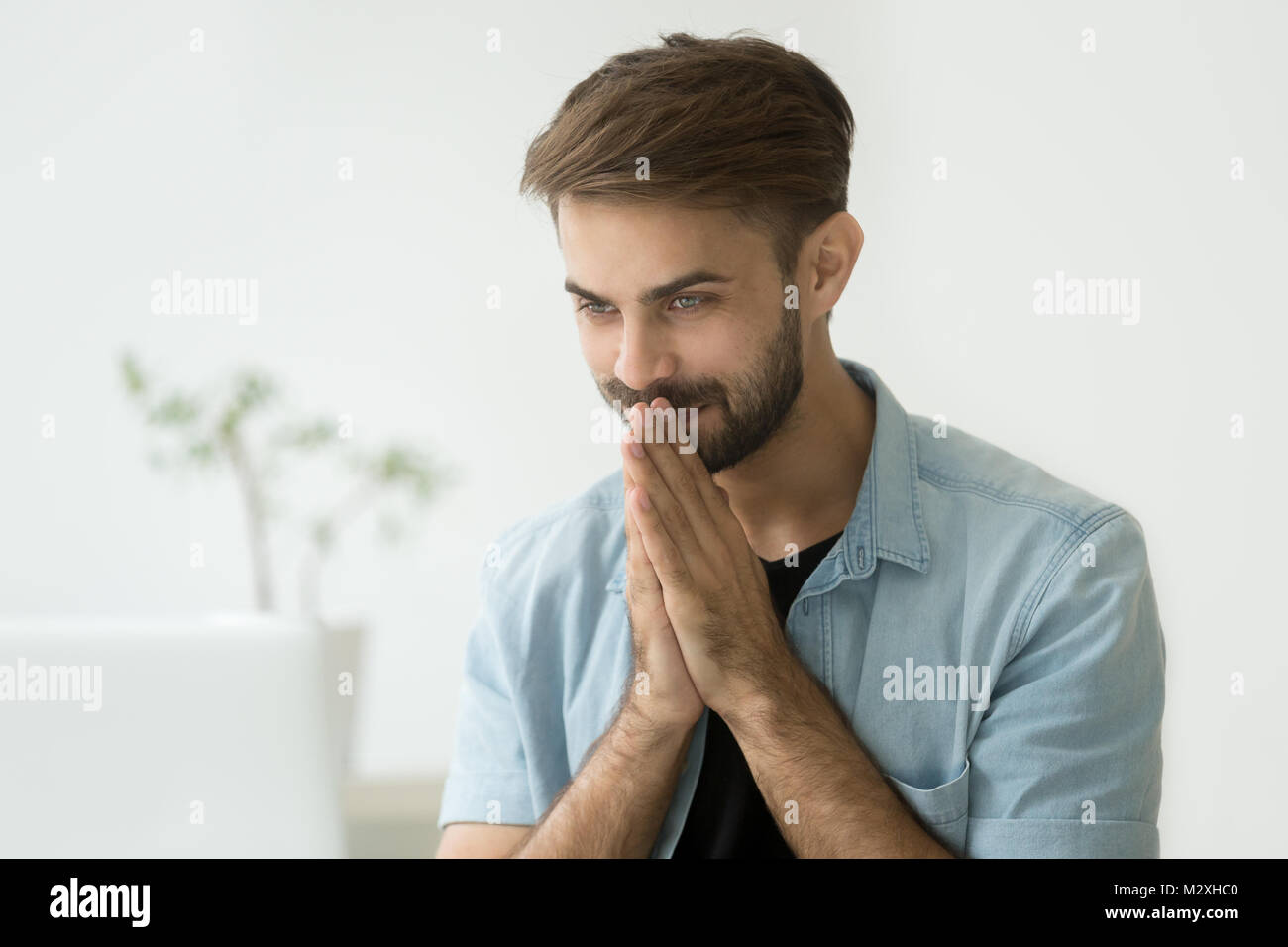 Online message hi-res stock photography and images - Alamy