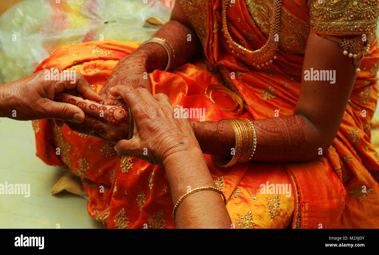 Lady bangle in bride hand at bangle ceremony Stock Photo - Alamy