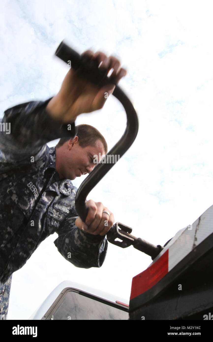 Naval saluting guns hi-res stock photography and images - Alamy