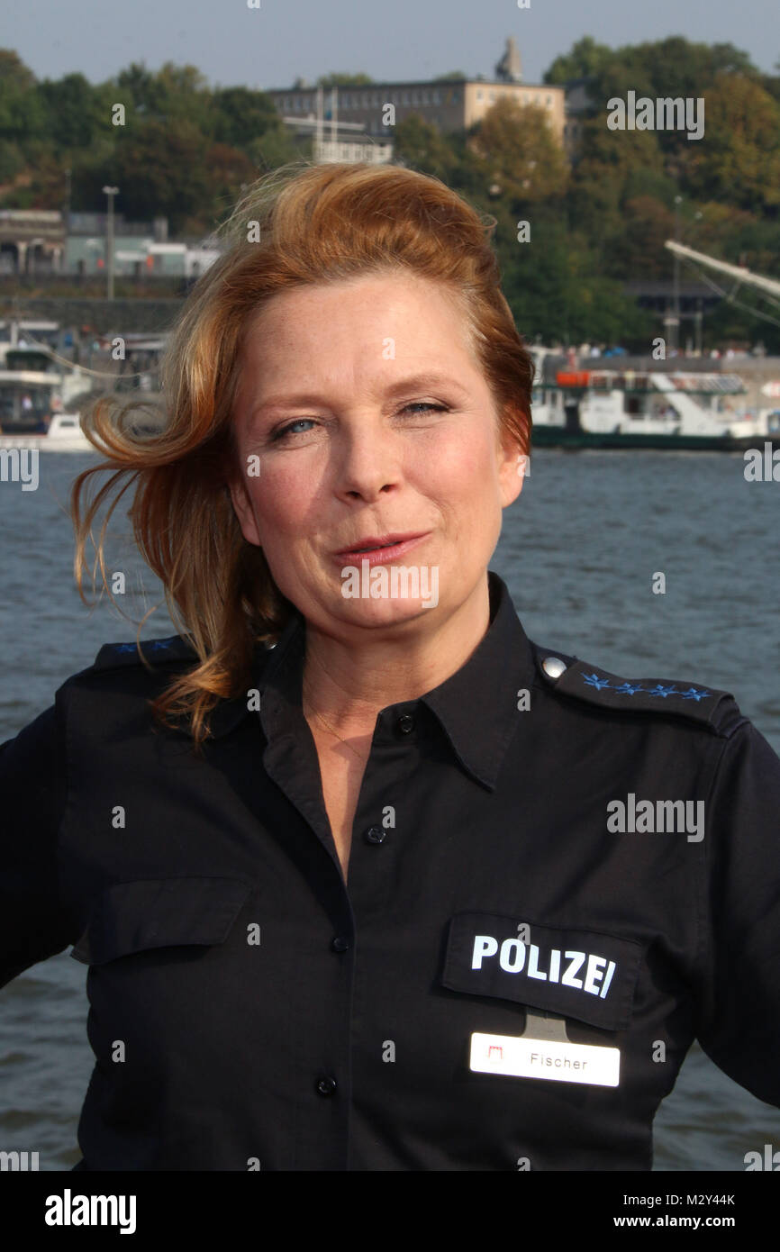 Janette Rauch, das Team von Notruf Hafenkante feiert auf Barkassentour ...