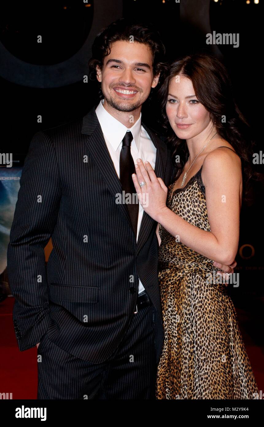Lynn collins and steven strait hi-res stock photography and images - Alamy