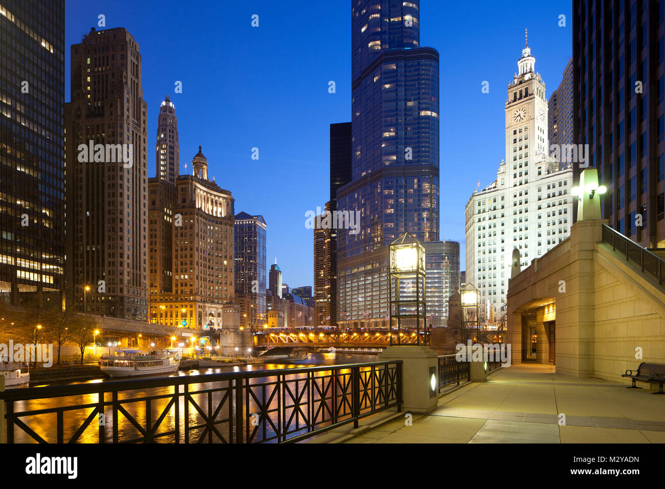 Cityscape of buildings around the Chicago River, Chicago, Illinois, USA ...