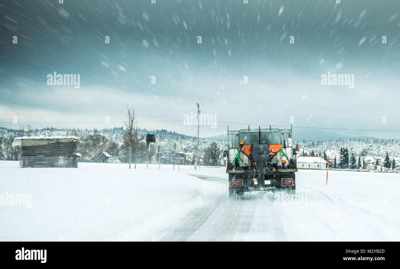 Salt truck icy street hi-res stock photography and images - Alamy