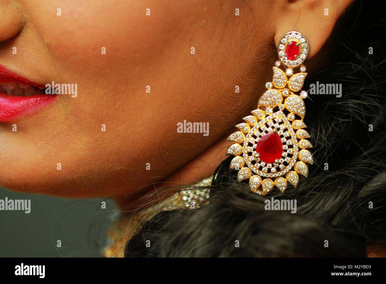 Young woman wearing diamond jewelry hi-res stock photography and images ...