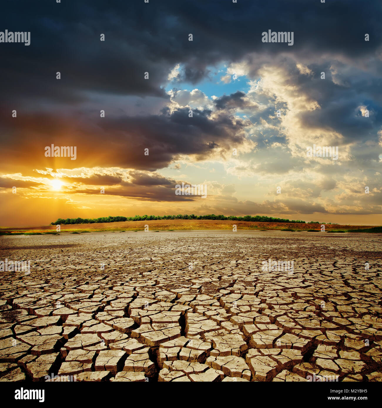 drought earth in sunset. dramatic sky over desert. change climat Stock ...