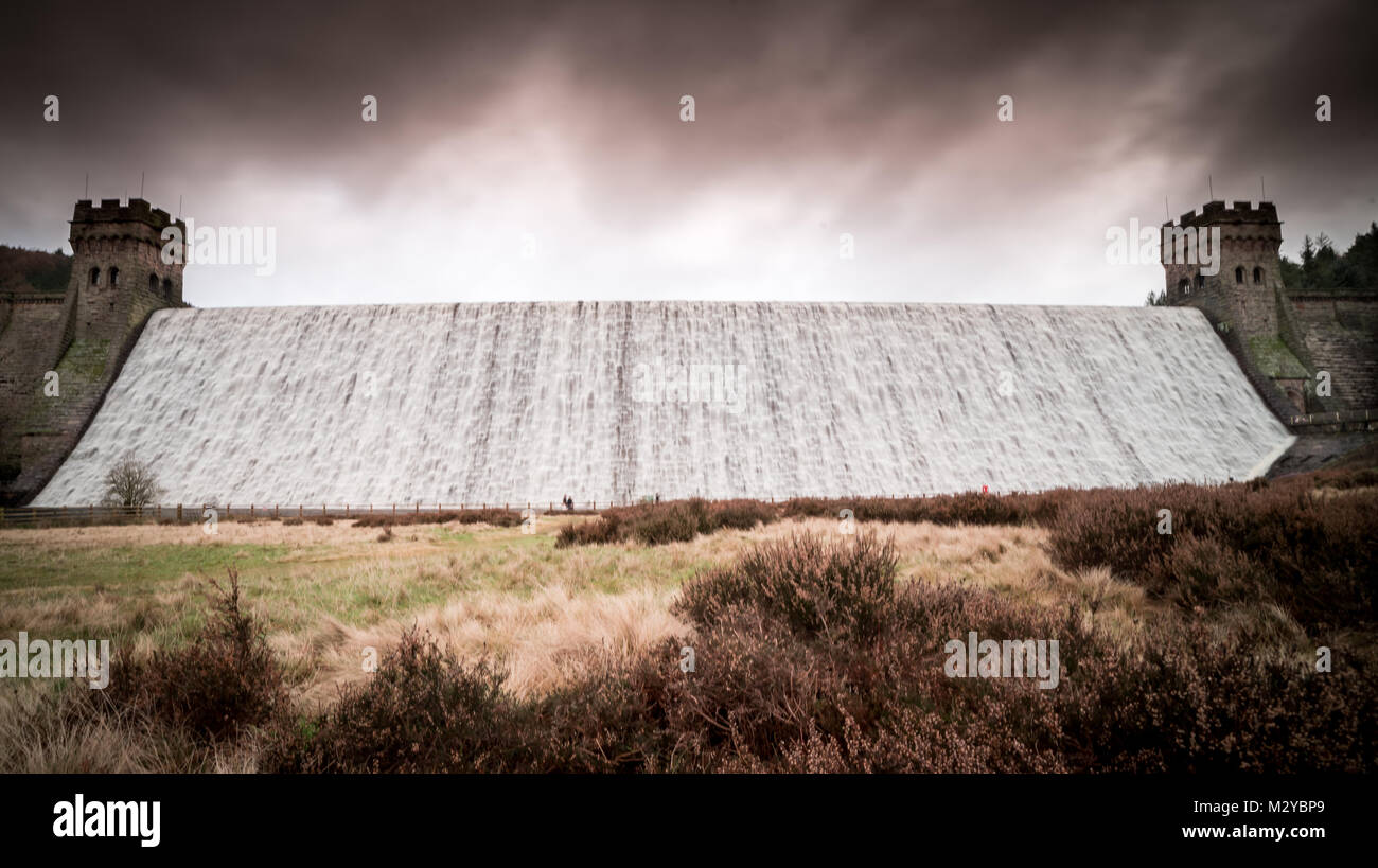 Water overflow Derwent Dam derbyshire Stock Photo - Alamy