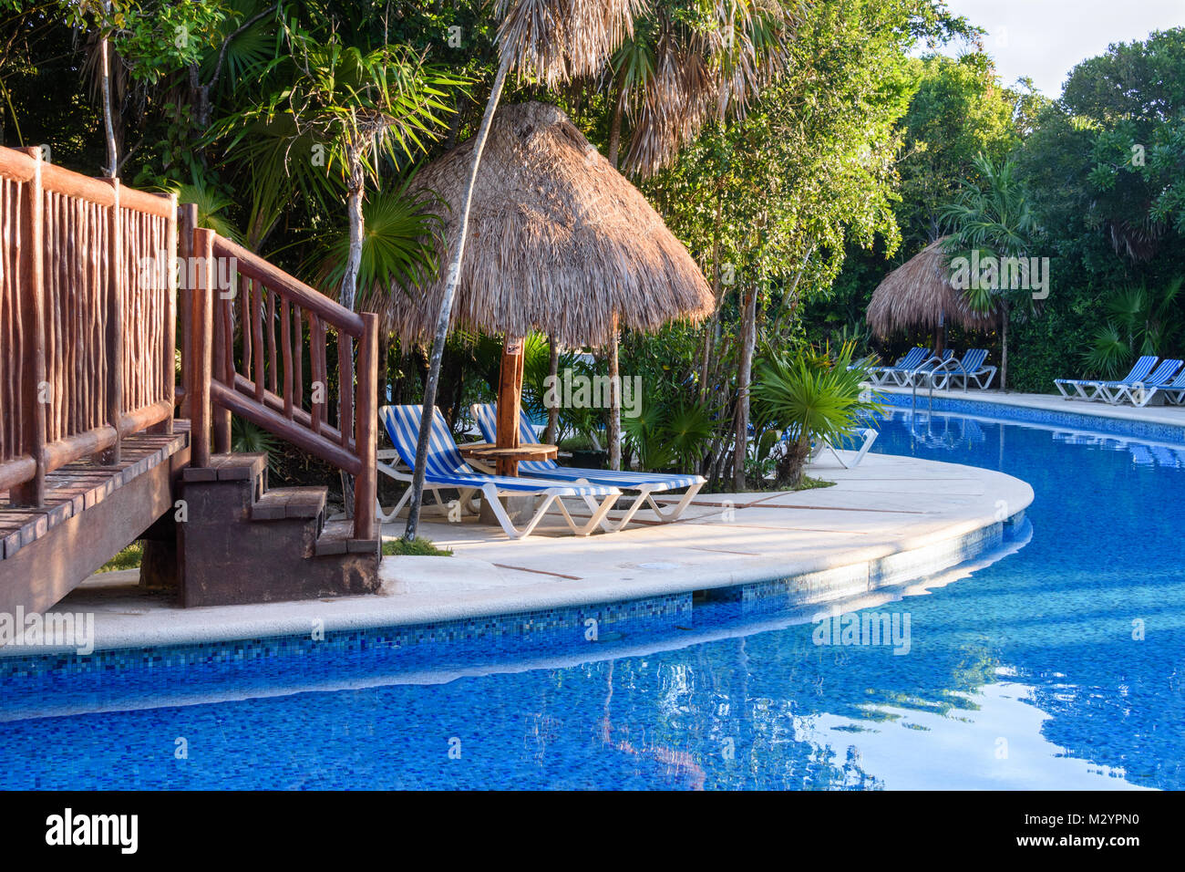 Hotel swimming pool cancun hi-res stock photography and images - Alamy