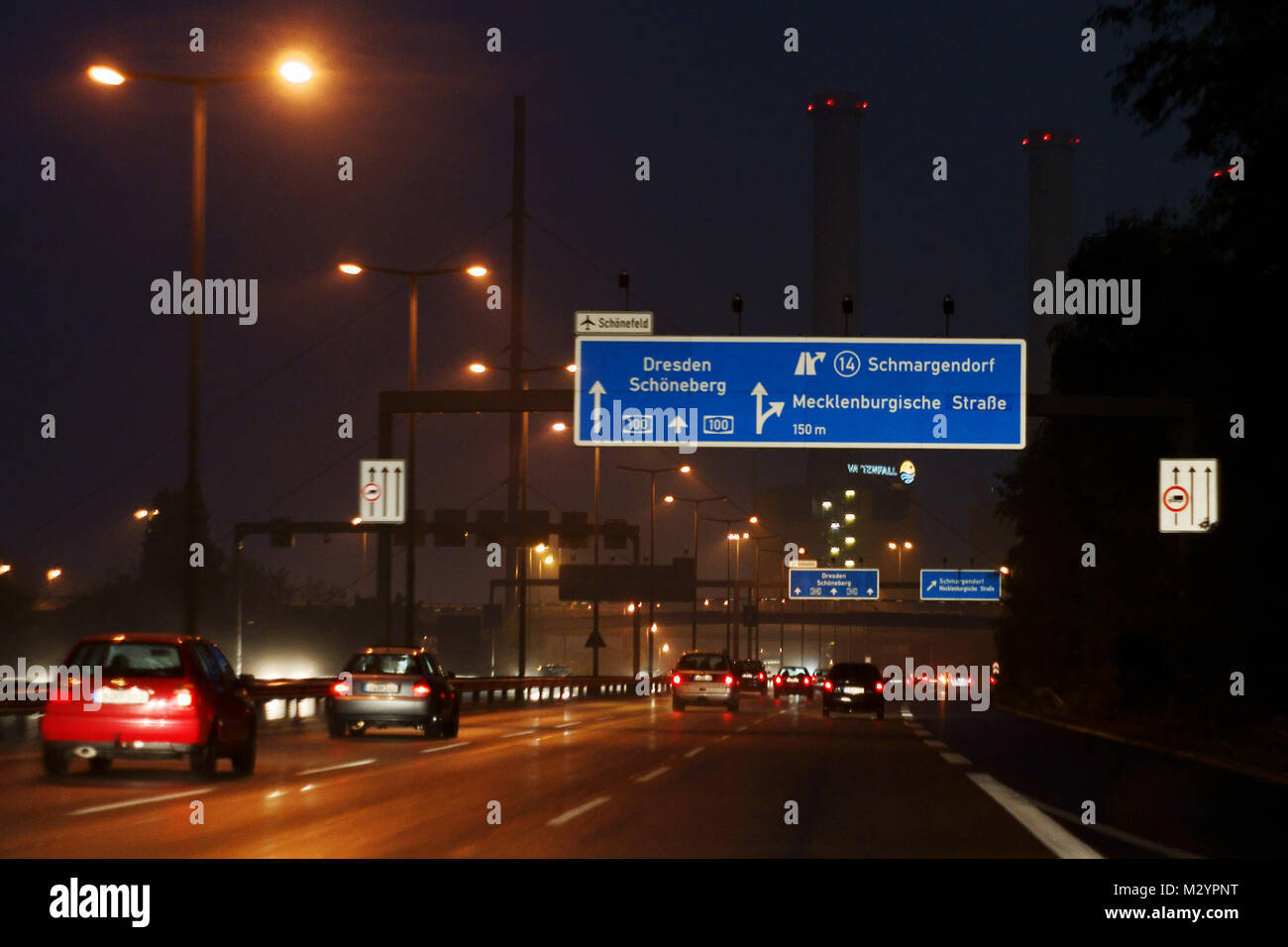 Blaue autobahnschilder hi-res stock photography and images - Alamy