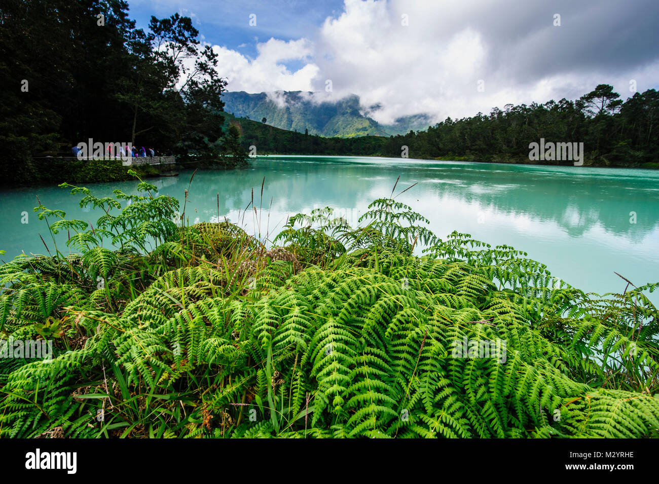 Twin lakes Telaga Warna und Telaga Pengilon, Dieng Plateau, Java ...