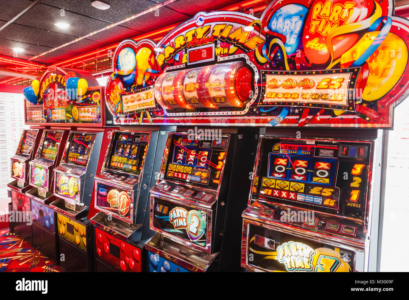 England, Devon, Paignton Pier, Amusement Arcade Stock Photo - Alamy