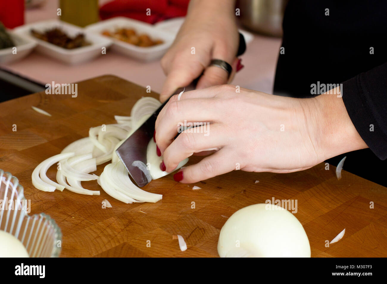 Femal hands shred white onion on wooden cutting board Stock Photo - Alamy