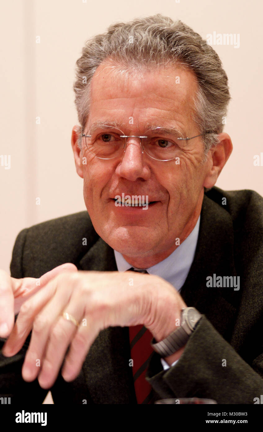 Bank vor dem haus hi-res stock photography and images - Alamy