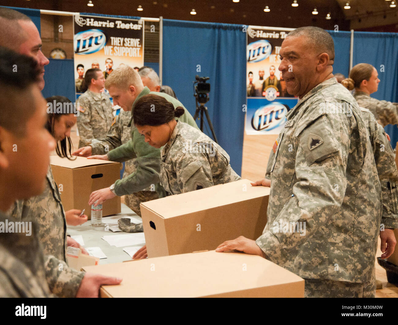 DC Guardsmen hand out boxed dinners at Operation Homefront giveaway at ...
