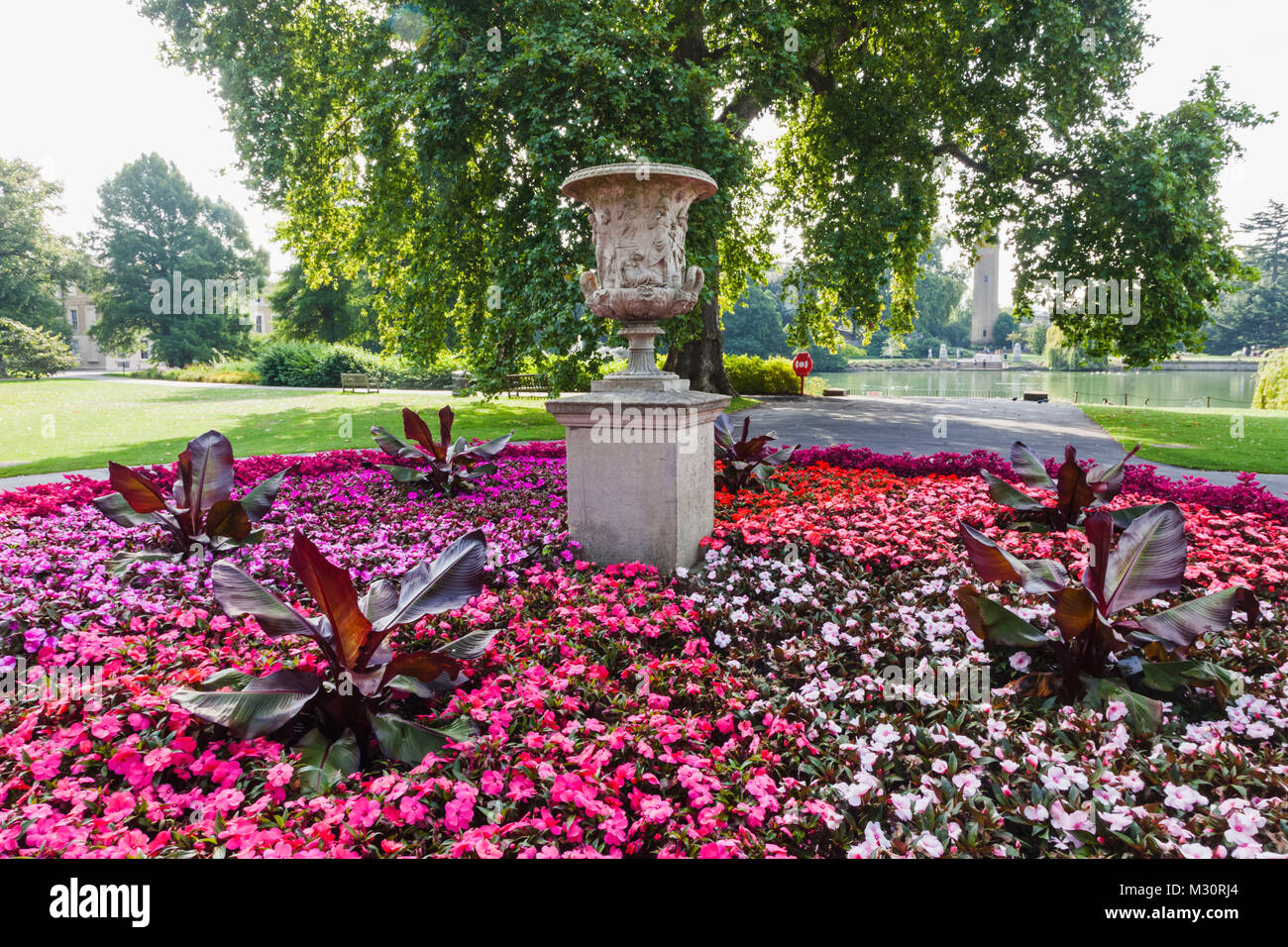 England, London, Richmond, Kew Gardens, The Great Broad Walk Flower ...
