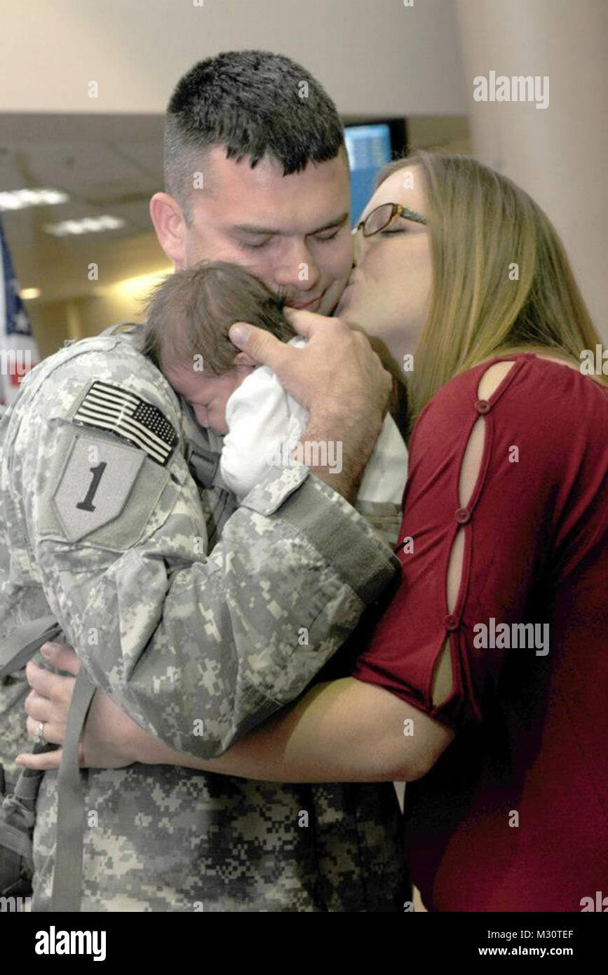 Welcome home daddy hi-res stock photography and images - Alamy