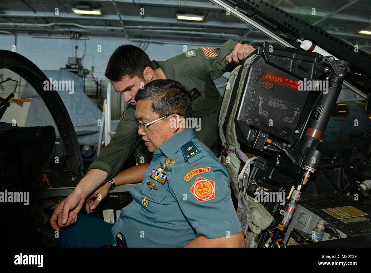 A US pilot describes an F A-18E Super Hornet cockpit to Indonesian navy ...