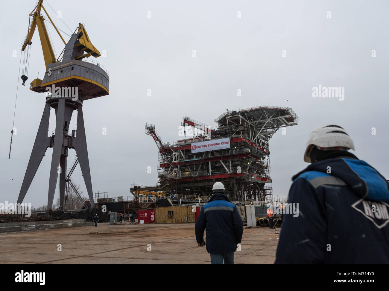 Wellhead platform hi-res stock photography and images - Alamy