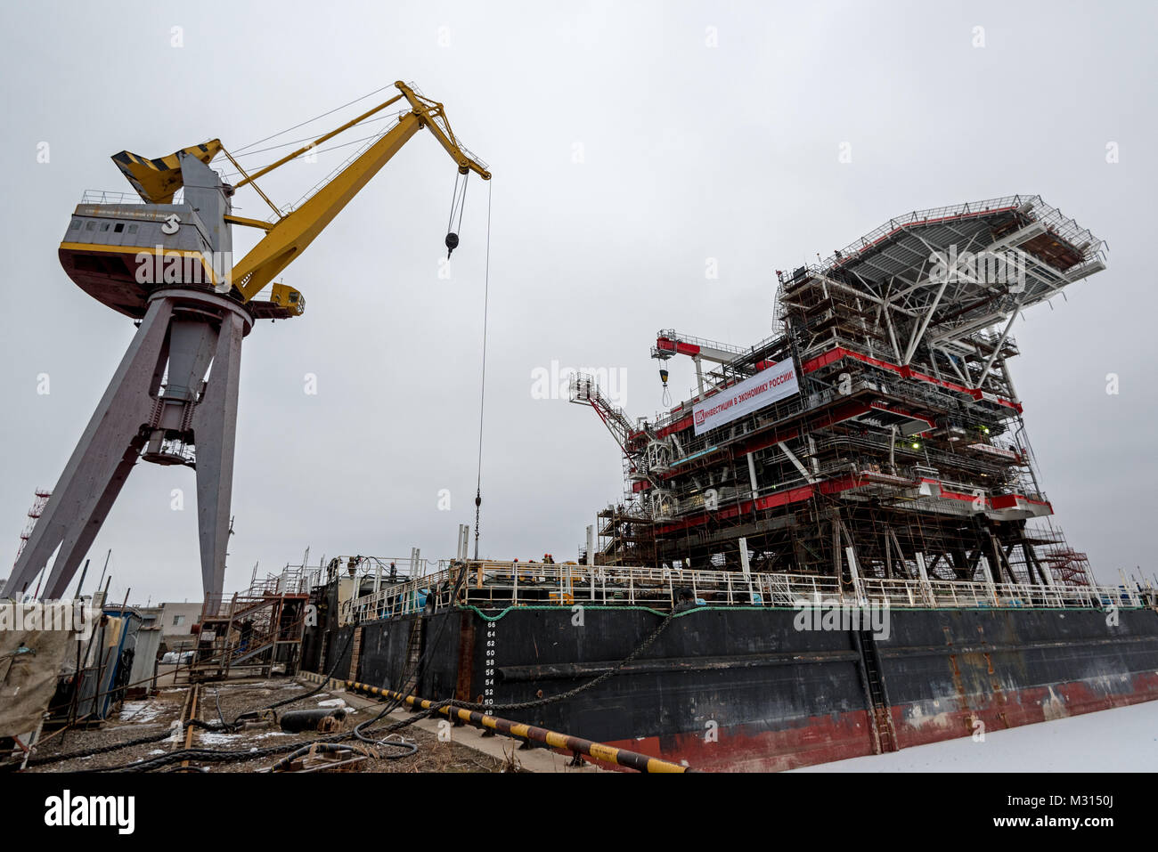 Wellhead platform hi-res stock photography and images - Alamy