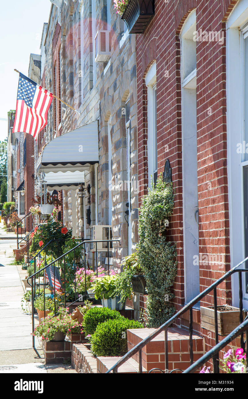 House red door american flag hi-res stock photography and images - Alamy