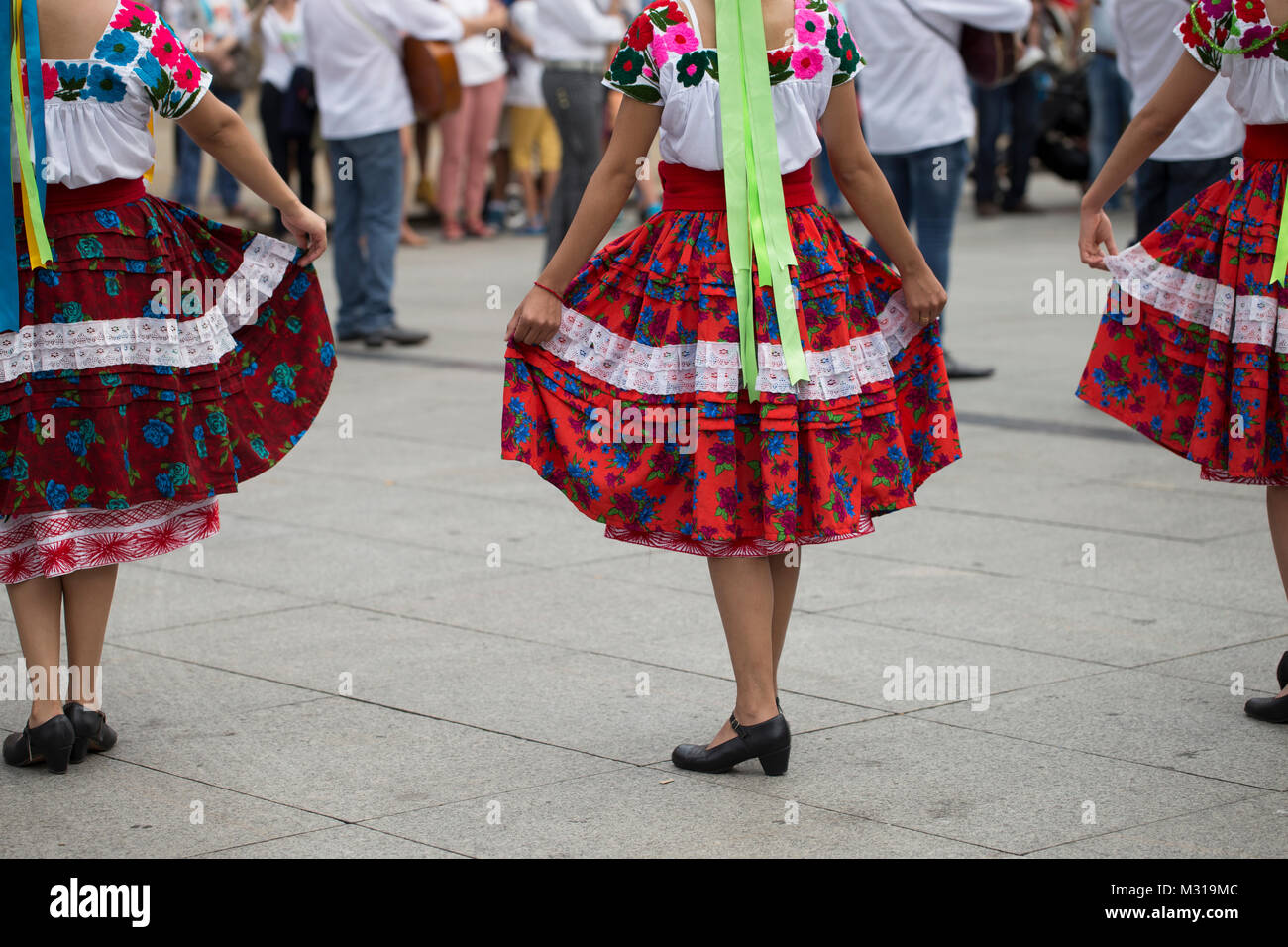 Mexican folk dance group Stock Photo - Alamy