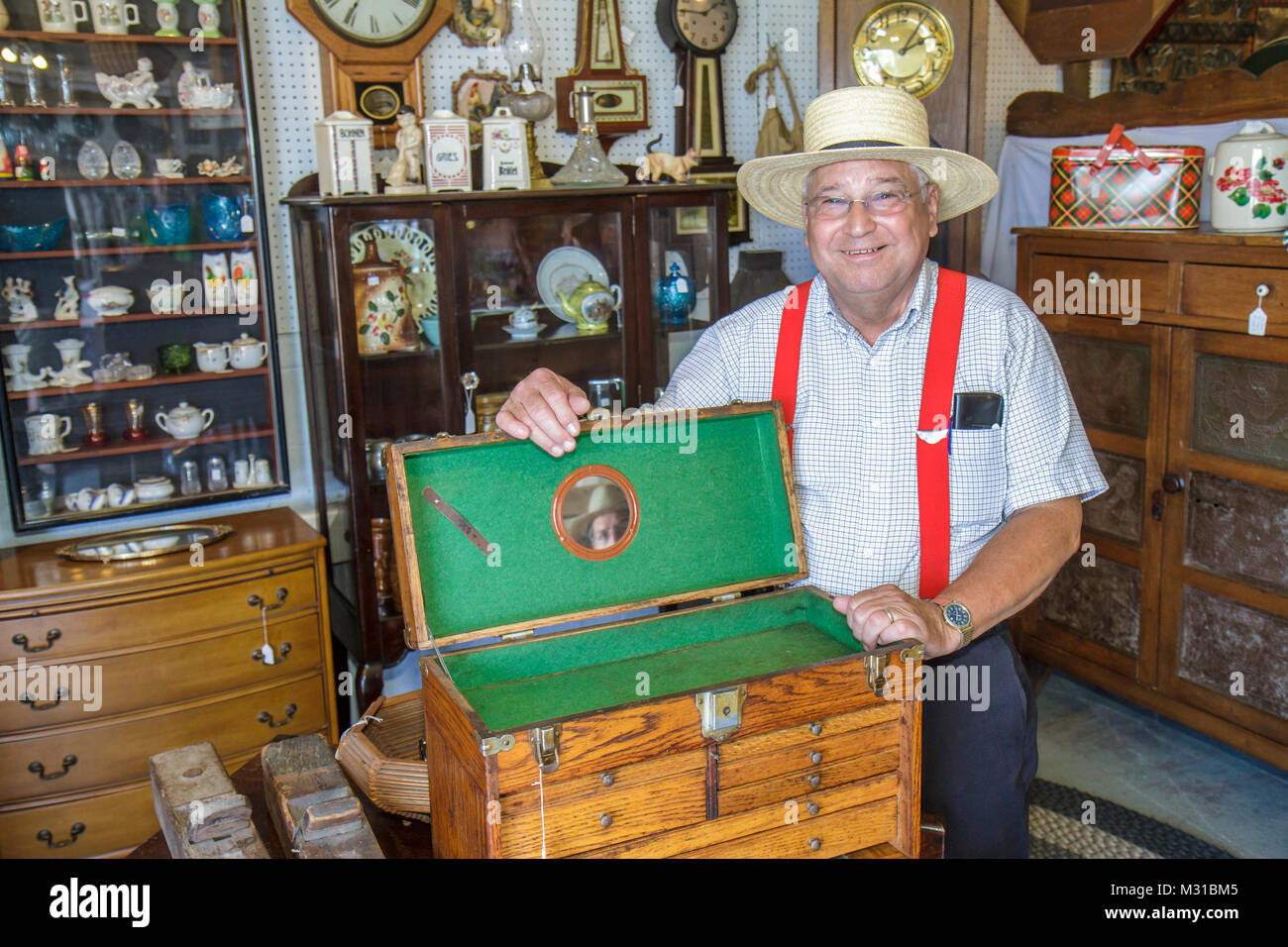 Senior citizens shopping antiques hi-res stock photography and images ...