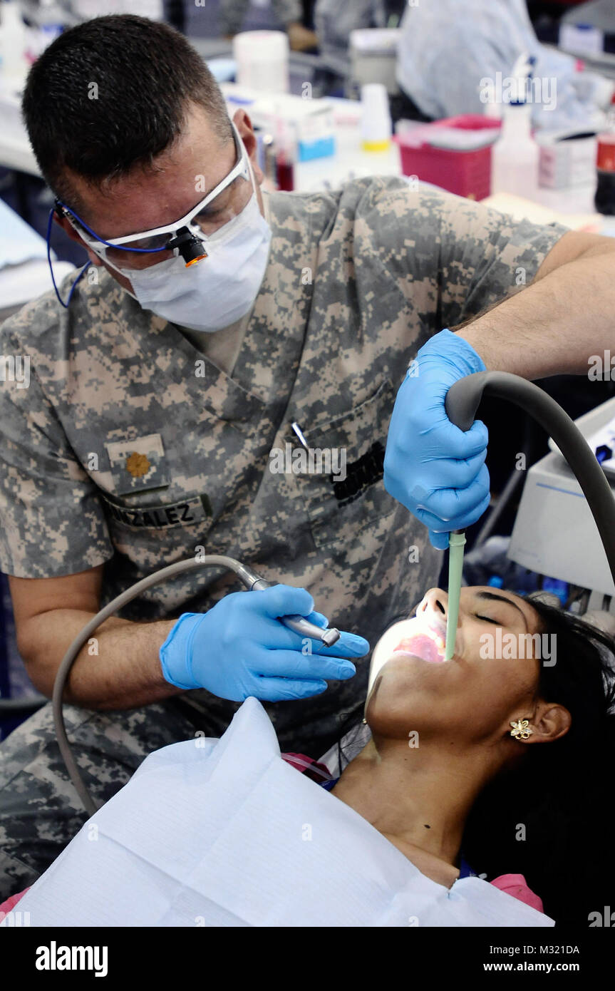 Texas Army National Guard Maj. Gustavo Gonzalez of Texas Medical ...