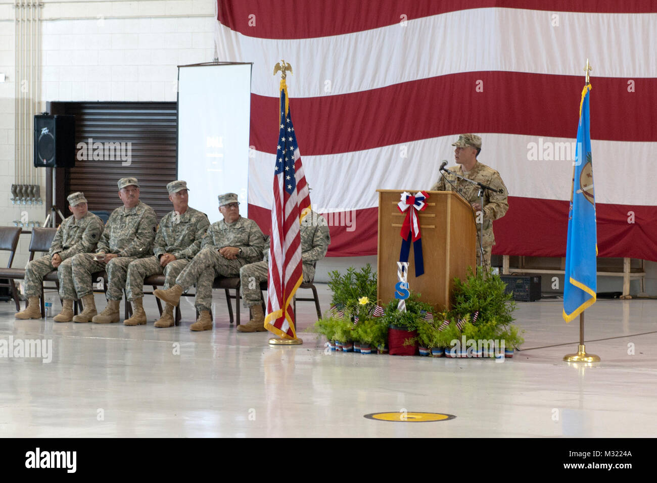 U s army capt christopher commander hi-res stock photography and images ...