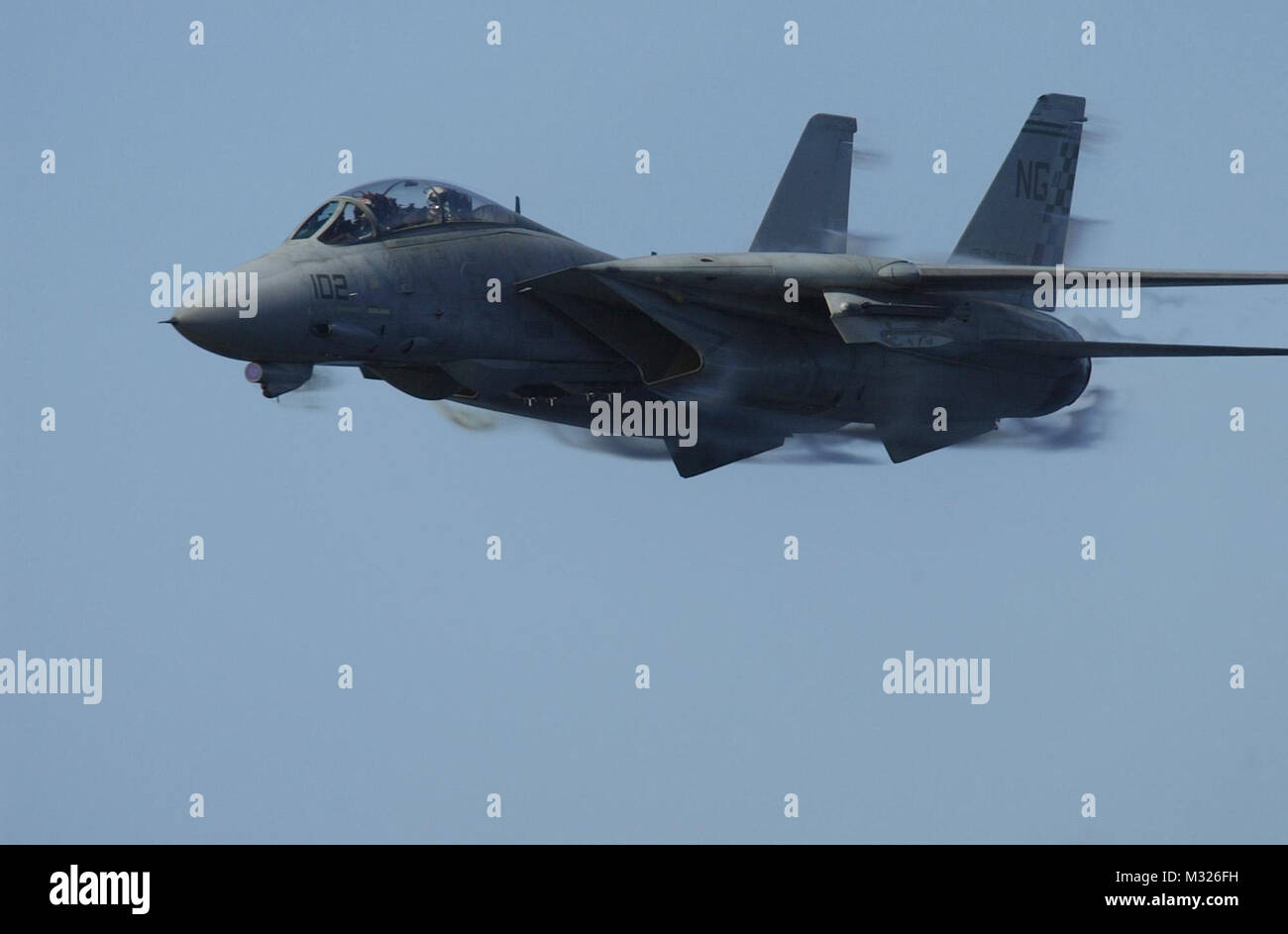 tomcat high speed pass by navalsafetycenter Stock Photo - Alamy
