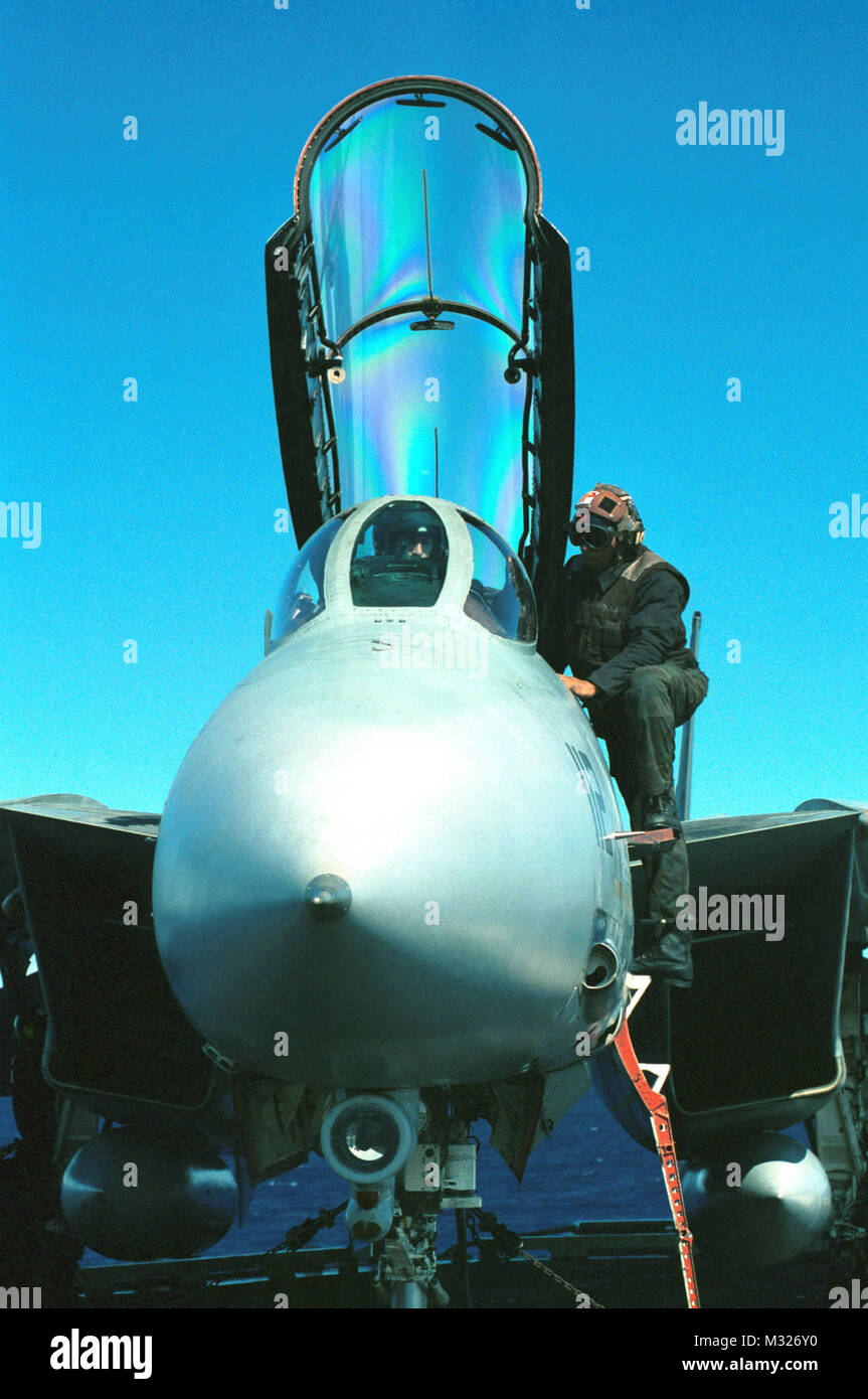 001024-N-4324D-002 ABOARD USS GEORGE WASHINGTON (Oct. 24, 2000) -- Aviation Machinist's Mate ...