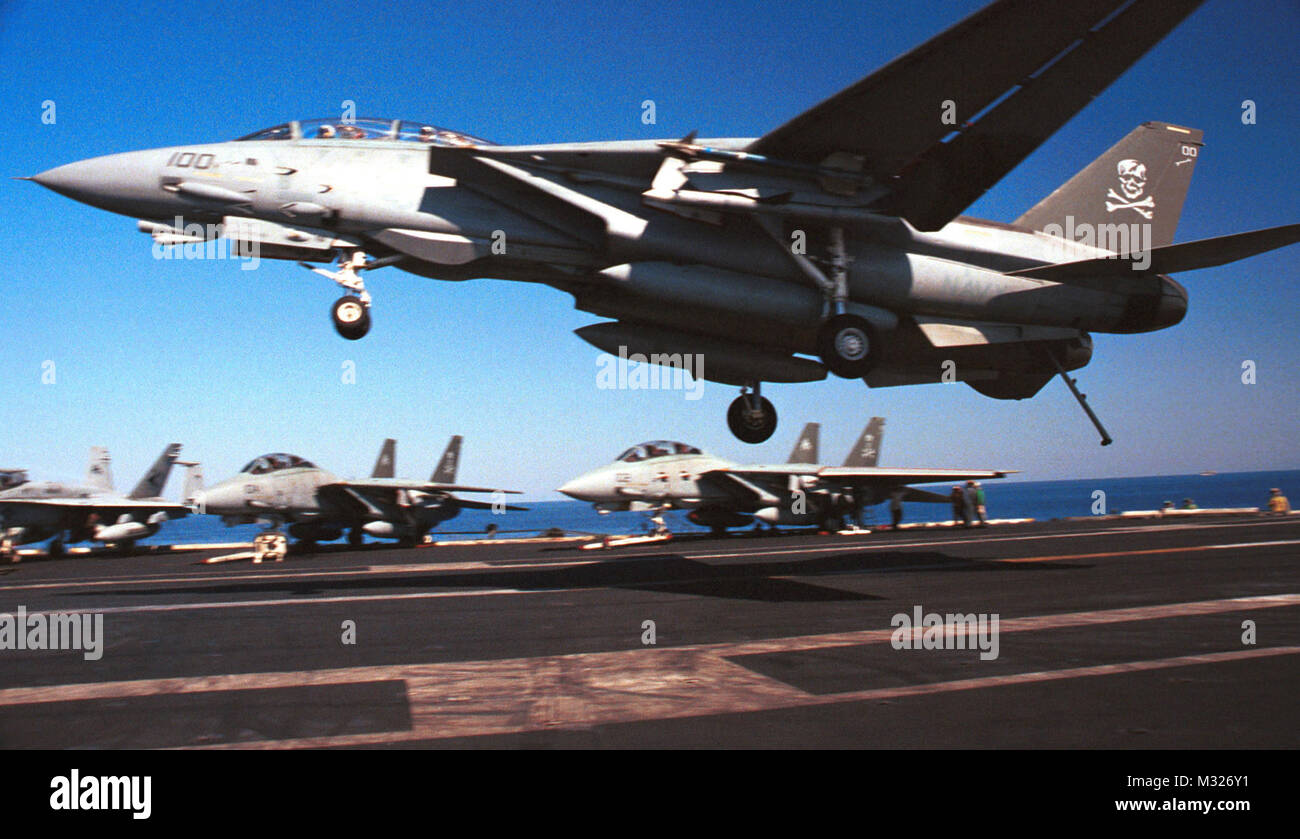 001021-N-7917K-001 ABOARD USS GEORGE WASHINGTON (Oct.21, 2000) -- An F-14B "Tomcat" from the ...